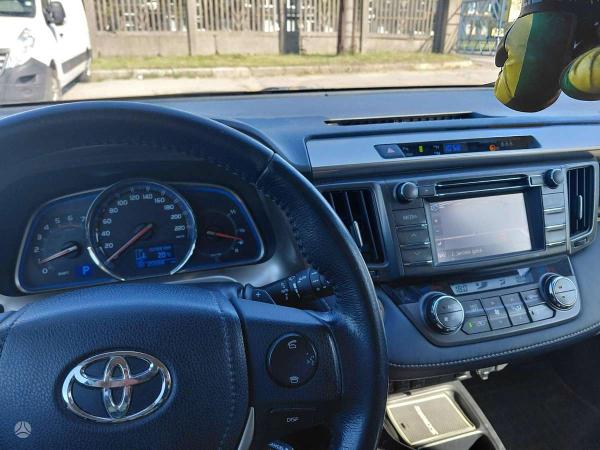 Black Toyota RAV4 2013 in Panevezys, with an engine capacity of 2.23 L and mileage of 253 thousand km for 10400 €, photo 10 on AUTOMOTO.COM.LV