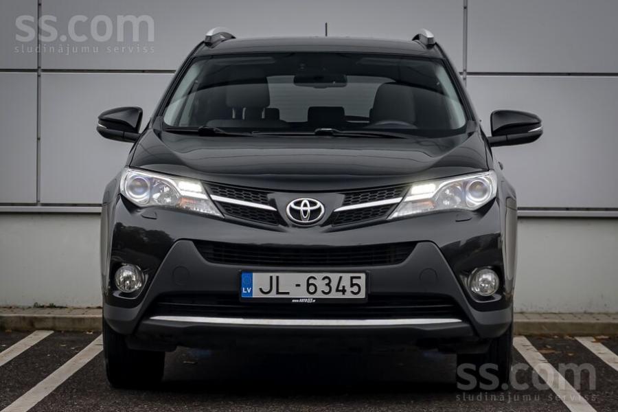 Black Toyota RAV4 2013 in Riga, with an engine capacity of 2.20 L and mileage of 312 thousand km for 10500 €, photo 3 on AUTOMOTO.COM.LV