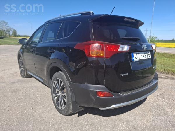 Black Toyota RAV4 2014 in Talsi, with an engine capacity of 2.20 L and mileage of 300 thousand km for 10500 €, photo 3 on AUTOMOTO.COM.LV