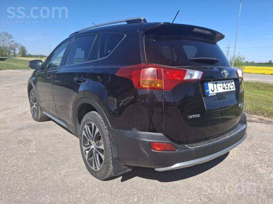 Black Toyota RAV4 2014 in Talsi, with an engine capacity of 2.20 L and mileage of 300 thousand km for 10500 €, photo 3 on AUTOMOTO.COM.LV