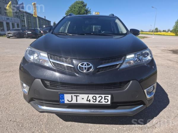 Black Toyota RAV4 2014 in Talsi, with an engine capacity of 2.20 L and mileage of 300 thousand km for 10500 €, photo 5 on AUTOMOTO.COM.LV