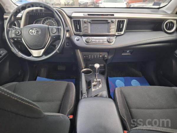 Black Toyota RAV4 2014 in Talsi, with an engine capacity of 2.20 L and mileage of 300 thousand km for 10500 €, photo 9 on AUTOMOTO.COM.LV