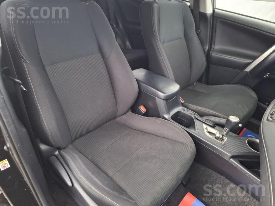 Black Toyota RAV4 2014 in Talsi, with an engine capacity of 2.20 L and mileage of 300 thousand km for 10500 €, photo 13 on AUTOMOTO.COM.LV