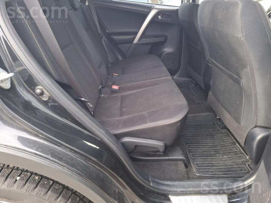 Black Toyota RAV4 2014 in Talsi, with an engine capacity of 2.20 L and mileage of 300 thousand km for 10500 €, photo 14 on AUTOMOTO.COM.LV