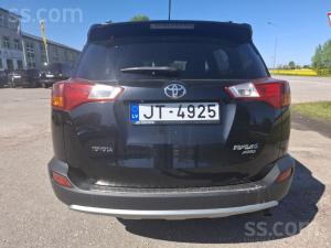 Black Toyota RAV4 2014 in Talsi, with an engine capacity of 2.20 L and mileage of 300 thousand km for 10500 €, photo 17 on AUTOMOTO.COM.LV