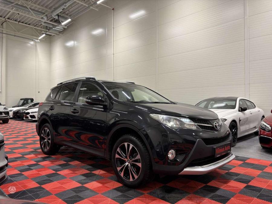 Black Toyota RAV4 2014 in Vilnius, with an engine capacity of 2.23 L and mileage of 180 thousand km for 13200 €, photo 3 on AUTOMOTO.COM.LV