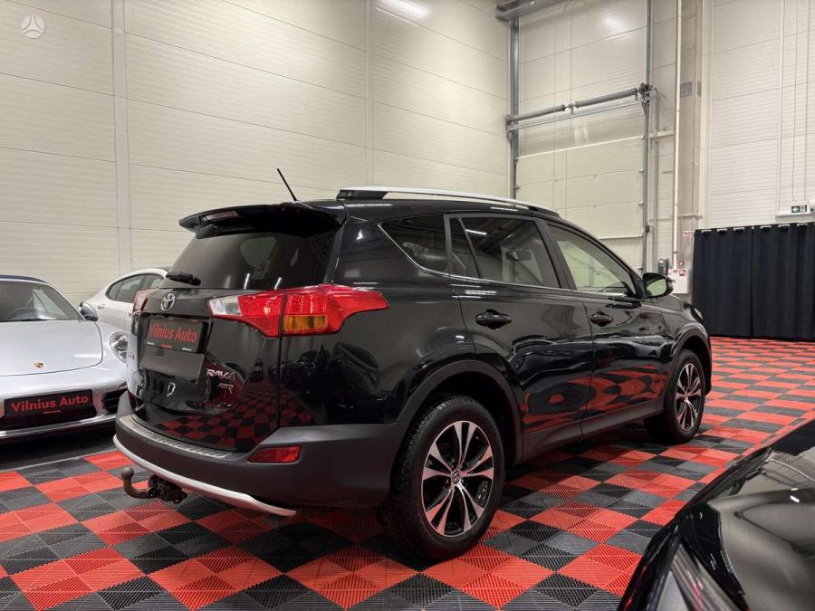 Black Toyota RAV4 2014 in Vilnius, with an engine capacity of 2.23 L and mileage of 180 thousand km for 13200 €, photo 4 on AUTOMOTO.COM.LV
