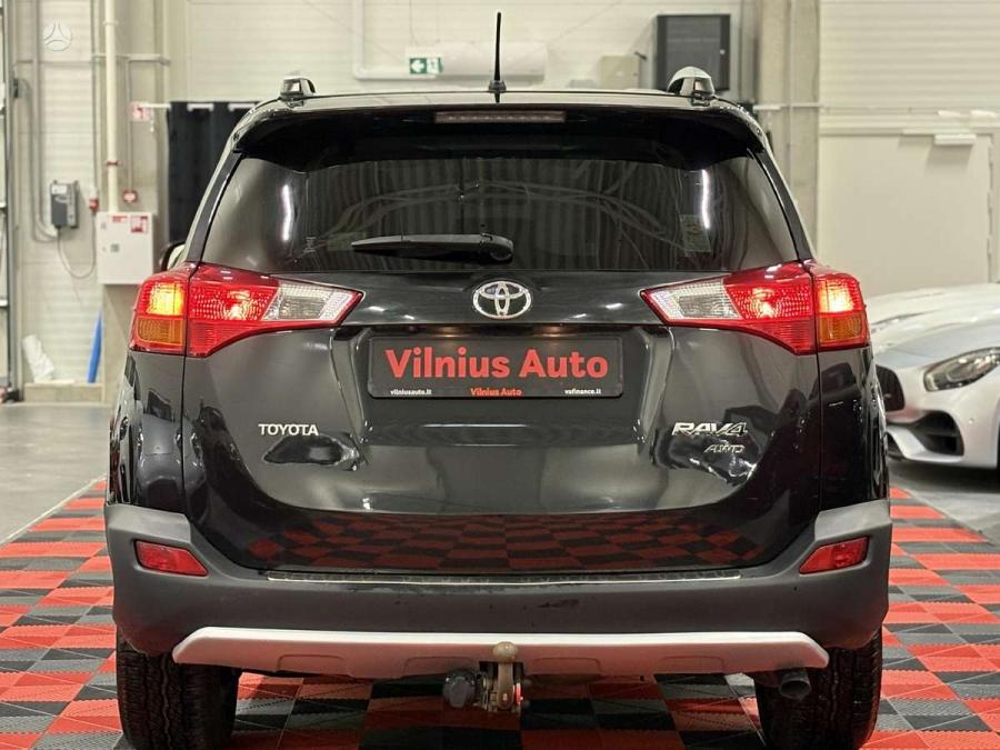 Black Toyota RAV4 2014 in Vilnius, with an engine capacity of 2.23 L and mileage of 180 thousand km for 13200 €, photo 5 on AUTOMOTO.COM.LV