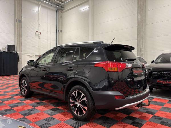 Black Toyota RAV4 2014 in Vilnius, with an engine capacity of 2.23 L and mileage of 180 thousand km for 13200 €, photo 6 on AUTOMOTO.COM.LV