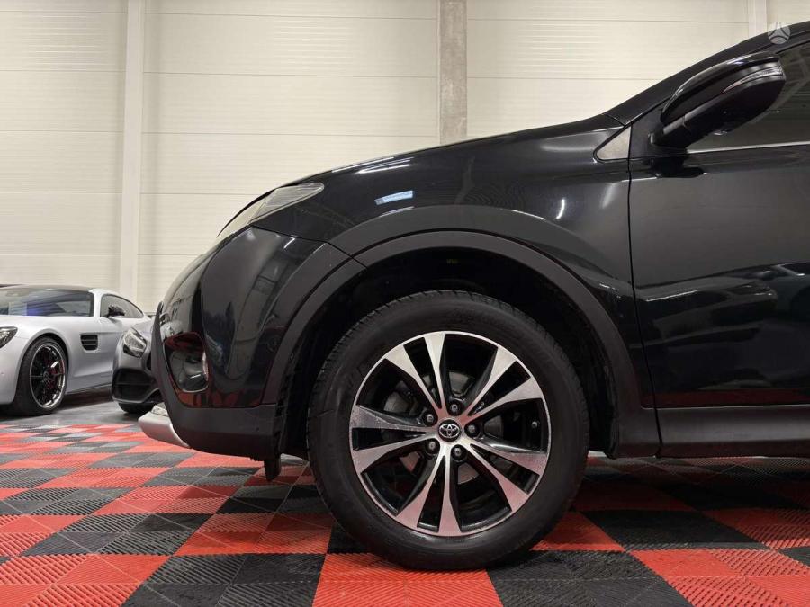 Black Toyota RAV4 2014 in Vilnius, with an engine capacity of 2.23 L and mileage of 180 thousand km for 13200 €, photo 9 on AUTOMOTO.COM.LV