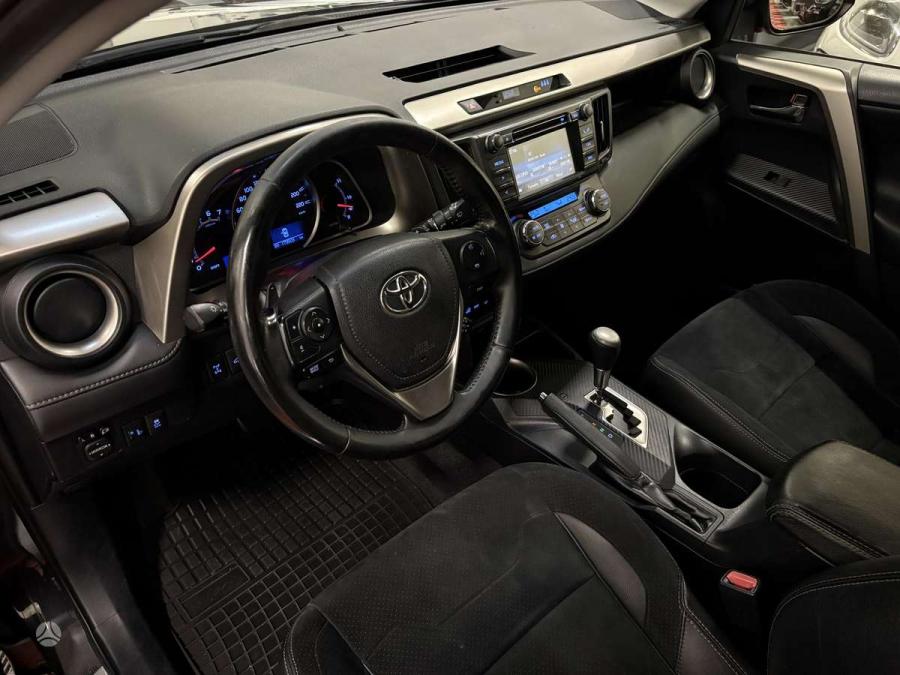 Black Toyota RAV4 2014 in Vilnius, with an engine capacity of 2.23 L and mileage of 180 thousand km for 13200 €, photo 11 on AUTOMOTO.COM.LV