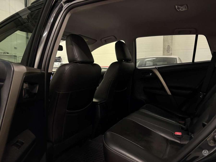 Black Toyota RAV4 2014 in Vilnius, with an engine capacity of 2.23 L and mileage of 180 thousand km for 13200 €, photo 25 on AUTOMOTO.COM.LV
