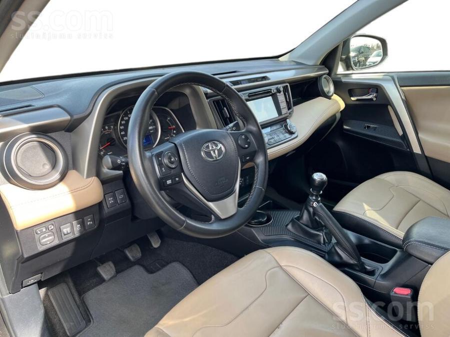 Black Toyota RAV4 2014 in Riga, with an engine capacity of 2.00 L and mileage of 198 thousand km for 10990 €, photo 12 on AUTOMOTO.COM.LV