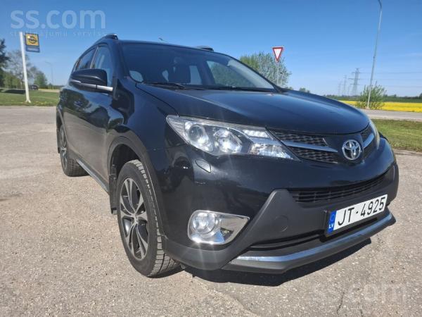 Black Toyota RAV4 2014 in Talsi, with an engine capacity of 2.20 L and mileage of 300 thousand km for 10500 €, photo 1 on AUTOMOTO.COM.LV