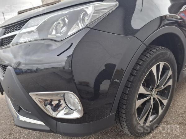 Black Toyota RAV4 2014 in Talsi, with an engine capacity of 2.20 L and mileage of 300 thousand km for 10500 €, photo 6 on AUTOMOTO.COM.LV