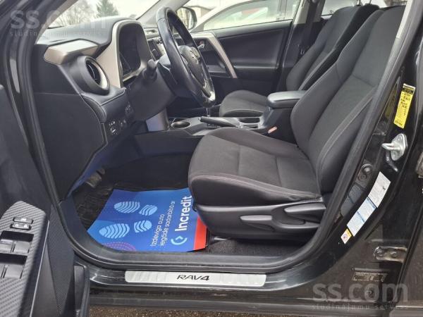Black Toyota RAV4 2014 in Talsi, with an engine capacity of 2.20 L and mileage of 300 thousand km for 10500 €, photo 7 on AUTOMOTO.COM.LV