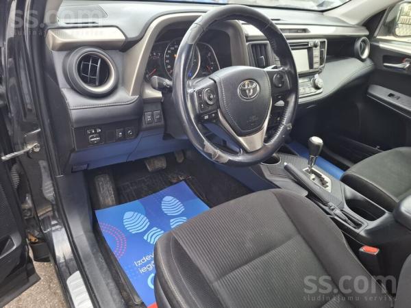 Black Toyota RAV4 2014 in Talsi, with an engine capacity of 2.20 L and mileage of 300 thousand km for 10500 €, photo 8 on AUTOMOTO.COM.LV