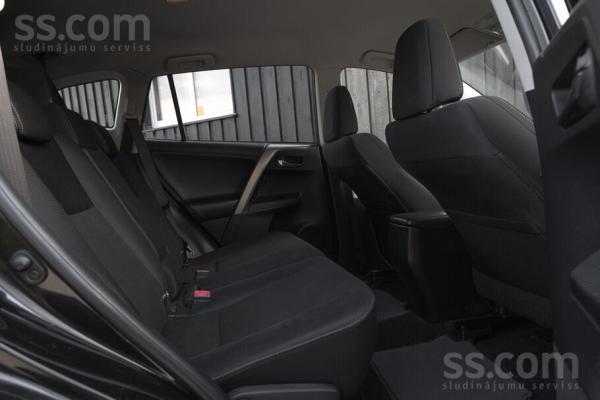 Black Toyota RAV4 2014 in Jelgava, with an engine capacity of 2.00 L and mileage of 326 thousand km for 9900 €, photo 9 on AUTOMOTO.COM.LV