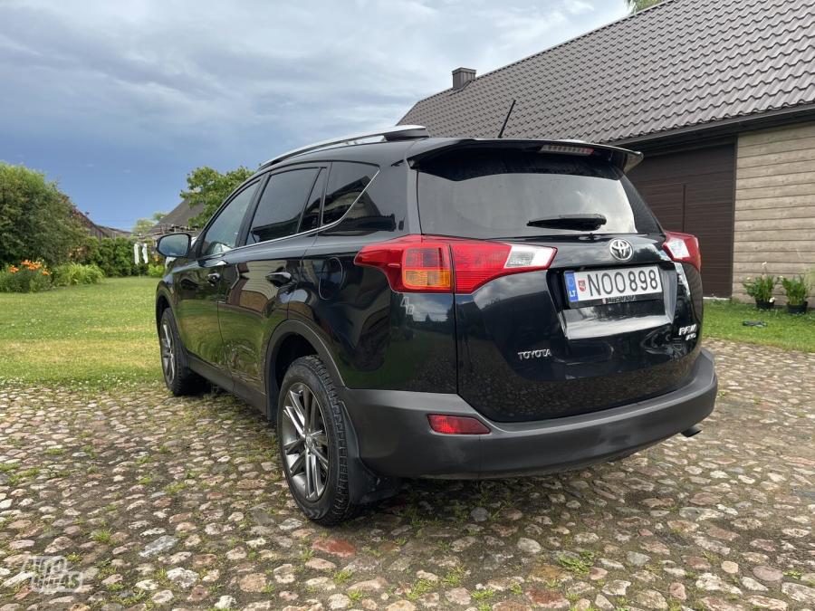 Black Toyota RAV4 2014 in Pasvalys, with an engine capacity of 2.20 L and mileage of 240 thousand km for 10800 €, photo 4 on AUTOMOTO.COM.LV