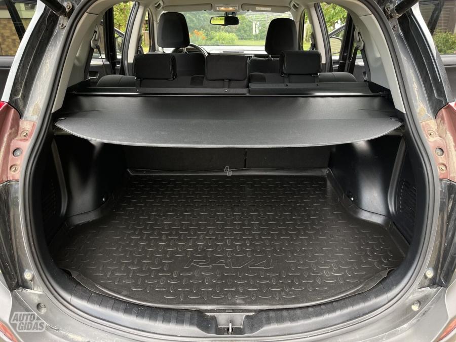 Black Toyota RAV4 2014 in Pasvalys, with an engine capacity of 2.20 L and mileage of 240 thousand km for 10800 €, photo 8 on AUTOMOTO.COM.LV