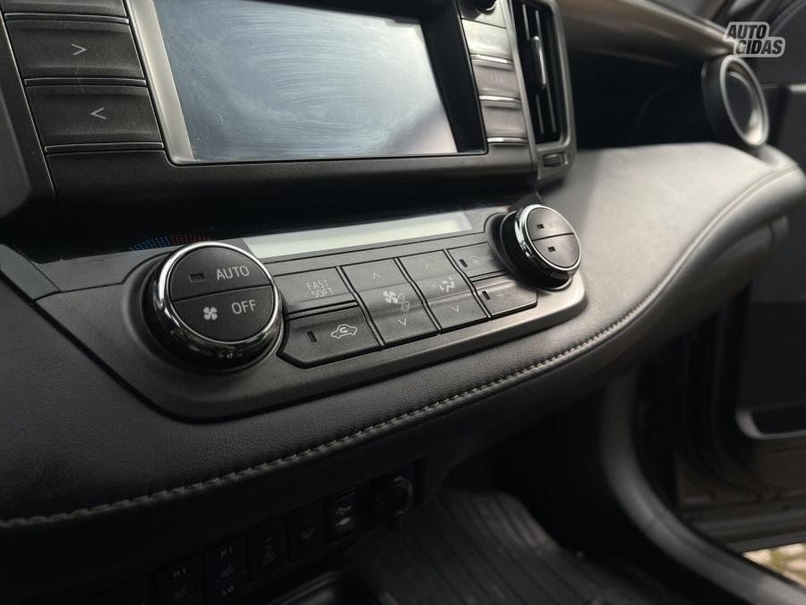 Black Toyota RAV4 2014 in Pasvalys, with an engine capacity of 2.20 L and mileage of 240 thousand km for 10800 €, photo 15 on AUTOMOTO.COM.LV