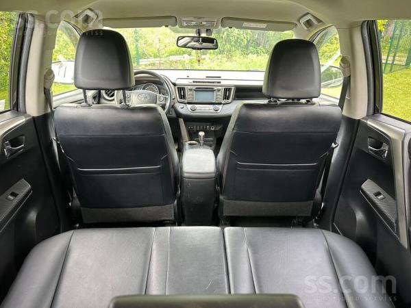 Black Toyota RAV4 2014 in Riga, with an engine capacity of 2.20 L and mileage of 165 thousand km for 10500 €, photo 3 on AUTOMOTO.COM.LV