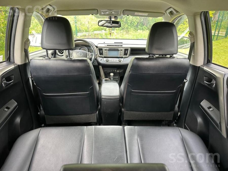 Black Toyota RAV4 2014 in Riga, with an engine capacity of 2.20 L and mileage of 165 thousand km for 10500 €, photo 4 on AUTOMOTO.COM.LV