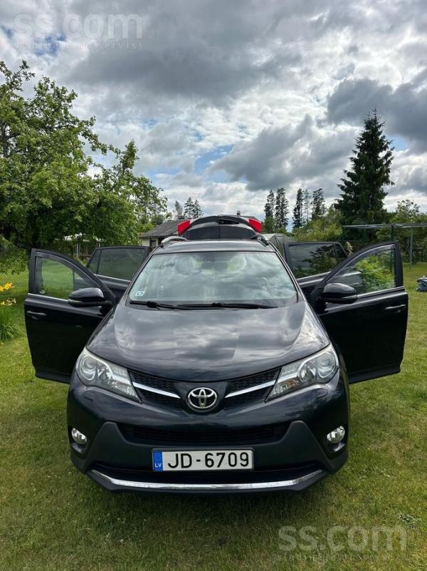 Black Toyota RAV4 2014 in Riga, with an engine capacity of 2.20 L and mileage of 165 thousand km for 10500 €, photo 4 on AUTOMOTO.COM.LV