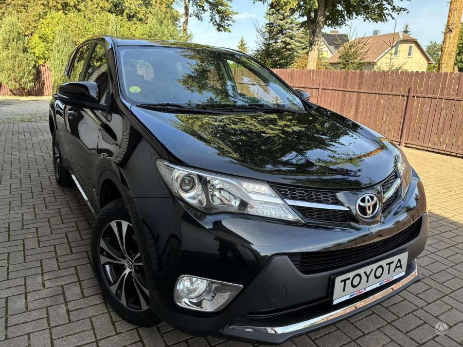 Black Toyota RAV4 2014 in Siauliai, with an engine capacity of 2.00 L and mileage of 249 thousand km for 10990 €, photo 1 on AUTOMOTO.COM.LV