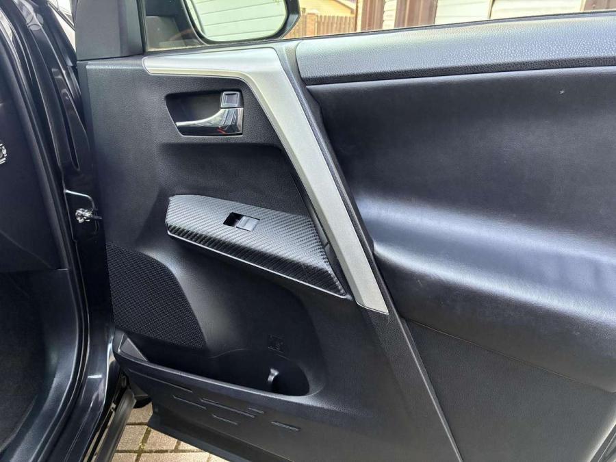 Black Toyota RAV4 2014 in Siauliai, with an engine capacity of 2.00 L and mileage of 249 thousand km for 10990 €, photo 13 on AUTOMOTO.COM.LV