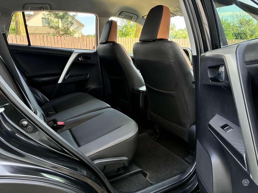 Black Toyota RAV4 2014 in Siauliai, with an engine capacity of 2.00 L and mileage of 249 thousand km for 10990 €, photo 15 on AUTOMOTO.COM.LV
