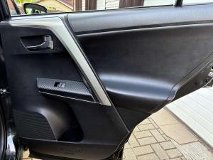 Black Toyota RAV4 2014 in Siauliai, with an engine capacity of 2.00 L and mileage of 249 thousand km for 10990 €, photo 16 on AUTOMOTO.COM.LV