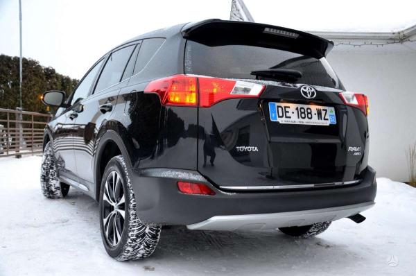 Black Toyota RAV4 2015 in Kaunas, with an engine capacity of 2.00 L and mileage of 230 thousand km for 11500 €, photo 5 on AUTOMOTO.COM.LV