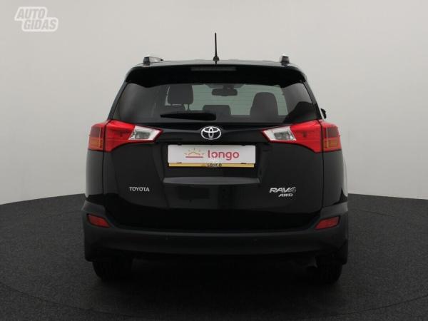 Black Toyota RAV4 2015 in Vilnius, with an engine capacity of 2.00 L and mileage of 181 thousand km for 13899 €, photo 5 on AUTOMOTO.COM.LV