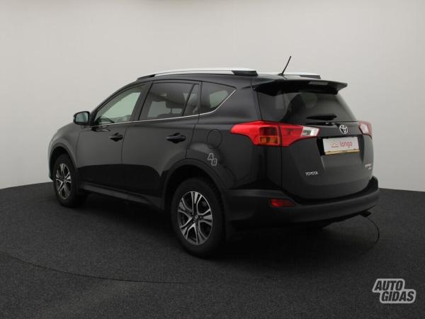 Black Toyota RAV4 2015 in Vilnius, with an engine capacity of 2.00 L and mileage of 181 thousand km for 13899 €, photo 7 on AUTOMOTO.COM.LV