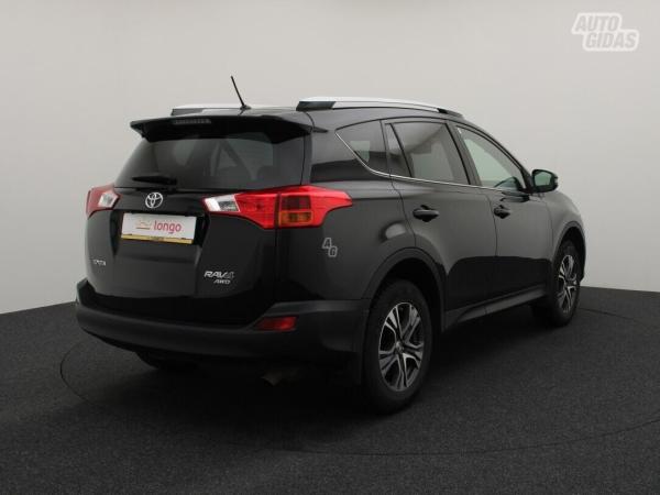 Black Toyota RAV4 2015 in Vilnius, with an engine capacity of 2.00 L and mileage of 181 thousand km for 13899 €, photo 8 on AUTOMOTO.COM.LV