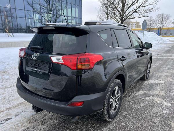 Black Toyota RAV4 2015 in Panevezys, with an engine capacity of 2.00 L and mileage of 316 thousand km for 10500 €, photo 8 on AUTOMOTO.COM.LV