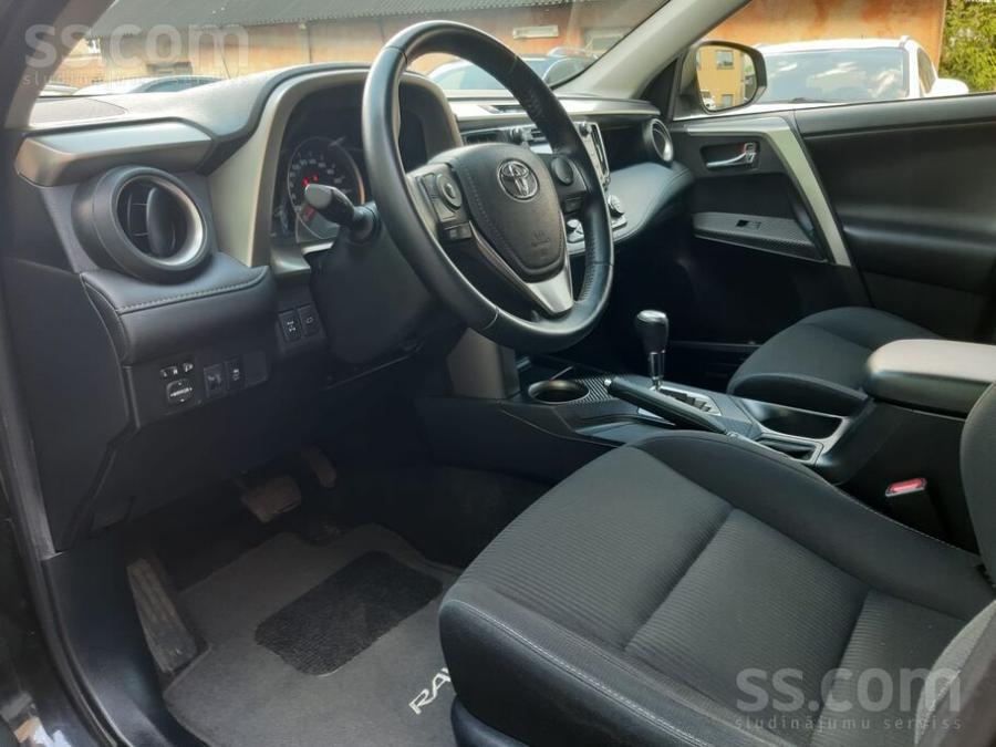 Black Toyota RAV4 2015 in Daugavpils, with an engine capacity of 2.20 L and mileage of 0 thousand km for 11850 €, photo 16 on AUTOMOTO.COM.LV