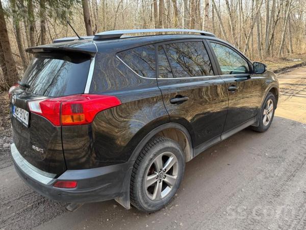 Black Toyota RAV4 2015 in Aizkraukle, with an engine capacity of 2.00 L and mileage of 245 thousand km for 10500 €, photo 5 on AUTOMOTO.COM.LV