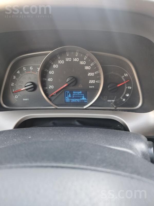 Black Toyota RAV4 2015 in Aizkraukle, with an engine capacity of 2.00 L and mileage of 245 thousand km for 10500 €, photo 8 on AUTOMOTO.COM.LV