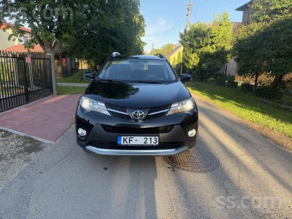 Black Toyota RAV4 2015 in Riga, with an engine capacity of 2.20 L and mileage of 219 thousand km for 11000 €, photo 3 on AUTOMOTO.COM.LV