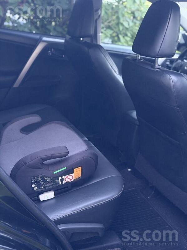 Black Toyota RAV4 2015 in Riga, with an engine capacity of 2.20 L and mileage of 219 thousand km for 11000 €, photo 6 on AUTOMOTO.COM.LV