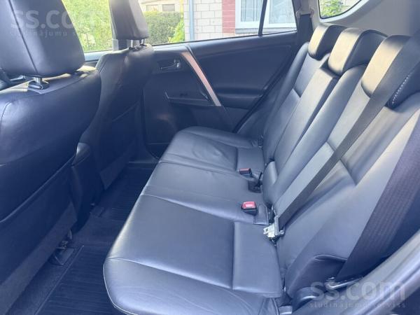 Black Toyota RAV4 2015 in Riga, with an engine capacity of 2.20 L and mileage of 219 thousand km for 11000 €, photo 7 on AUTOMOTO.COM.LV
