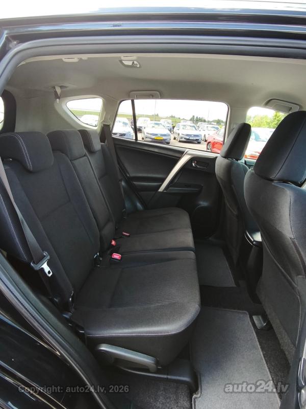 Black Toyota RAV4 2015 in Tartu, with an engine capacity of 2.20 L and mileage of 189 thousand km for 12999 €, photo 6 on AUTOMOTO.COM.LV