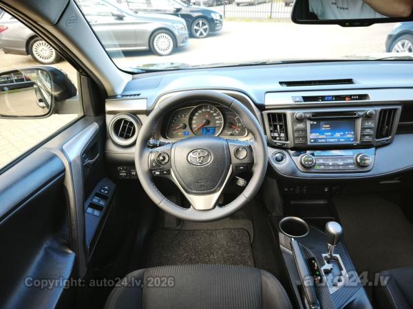 Black Toyota RAV4 2015 in Tartu, with an engine capacity of 2.20 L and mileage of 189 thousand km for 12999 €, photo 8 on AUTOMOTO.COM.LV