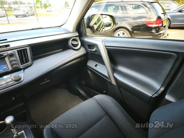 Black Toyota RAV4 2015 in Tartu, with an engine capacity of 2.20 L and mileage of 189 thousand km for 12999 €, photo 10 on AUTOMOTO.COM.LV