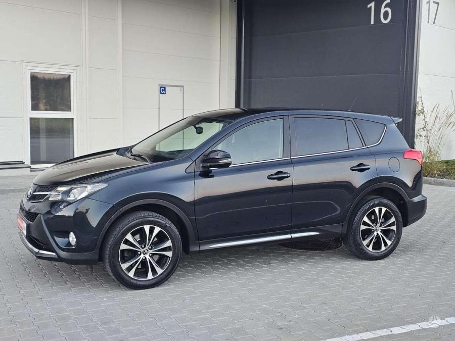 Black Toyota RAV4 2015 in Vilnius, with an engine capacity of 2.00 L and mileage of 171 thousand km for 13500 €, photo 3 on AUTOMOTO.COM.LV
