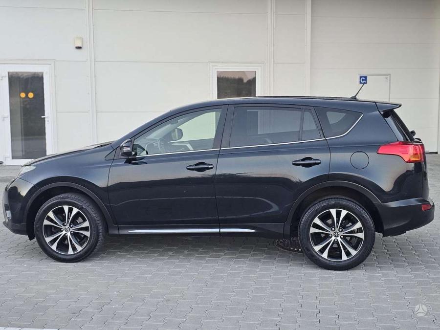 Black Toyota RAV4 2015 in Vilnius, with an engine capacity of 2.00 L and mileage of 171 thousand km for 13500 €, photo 4 on AUTOMOTO.COM.LV