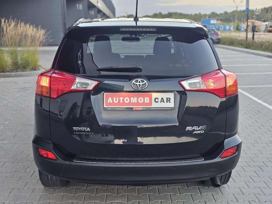 Black Toyota RAV4 2015 in Vilnius, with an engine capacity of 2.00 L and mileage of 171 thousand km for 13500 €, photo 6 on AUTOMOTO.COM.LV
