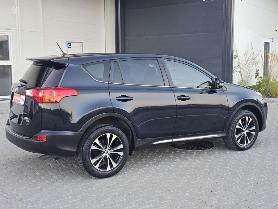 Black Toyota RAV4 2015 in Vilnius, with an engine capacity of 2.00 L and mileage of 171 thousand km for 13500 €, photo 7 on AUTOMOTO.COM.LV